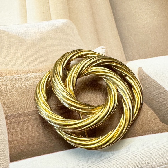 Monet | Jewelry | Vintage Monet Interlocking Gold Tone Metal Brooch Pin ...